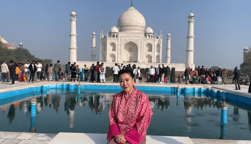 Queen Mother Graces the Taj Mahal: A Royal Visit to India’s Iconic ...