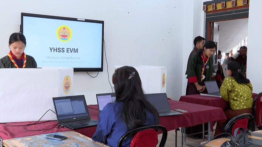Innovative Students Forge Their Own Electronic Voting Machine for ...